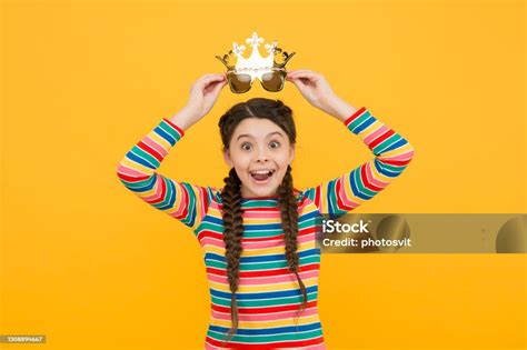 파티 여왕 소녀 선글라스 생일 축하 여기 보스는 누구인가 파티 축하 진짜 여왕을 축하합니다 아이는 황금 왕관을 착용합니다 로얄