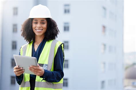 태블릿 엔지니어링 및 건설 개발 또는 계획을 위한 야외 여성의 초상화 프로젝트 관리 도시 유지 보수 또는 건물 검사 공간을 위한 아프리카 엔지니어 인력 및 기술 30 34