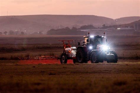 optional gps monitors flow control and automatic cutting of sections in