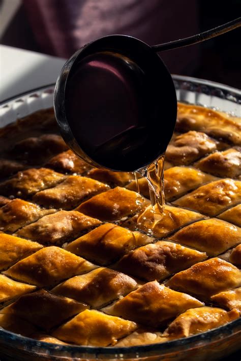 가판대 갓 구운 겹겹이 쌓인 페이스트리 과자 굴뚝 케이크 길거리 음식 나무 손잡이 나선형 페이스트리 노점 달콤한 달콤한 대접 달콤한 생과자 디저트