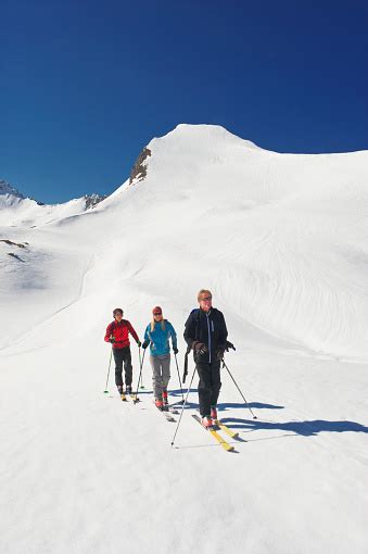 오스트리아 짤츠불게 란트 3인입니다 크로스 컨트리 스키 인 산 스키타기에 대한 스톡 사진 및 기타 이미지 스키타기 짤츠불게 란트 크로스컨트리 스키타기 Istock