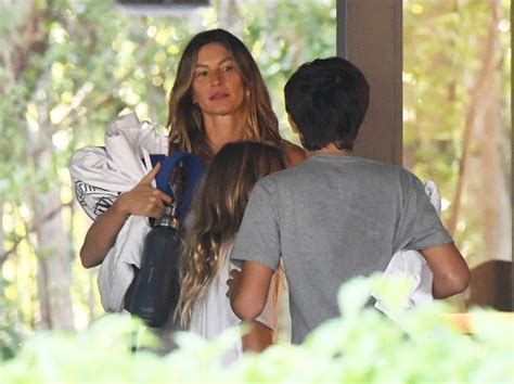 Gisele Bundchen Without Her Wedding Band Photos Hollywood Life