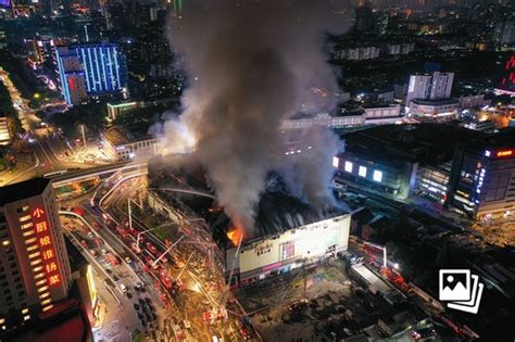 南京金盛百货火灾现场浓烟滚滚 明火于30日凌晨扑灭图片频道财新网