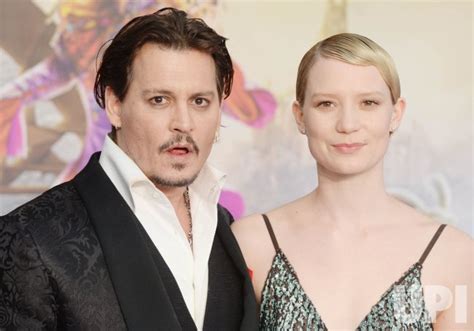Photo Johnny Depp And Mia Wasikowska Attend Alice Throgh The Looking