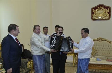 နိုင်ငံတော်စီမံအုပ်ချုပ်ရေးကောင်စီဥက္ကဋ္ဌ နိုင်ငံတော်ဝန်ကြီးချုပ် ဗိုလ်ချုပ်မှူးကြီး မင်းအောင်လ