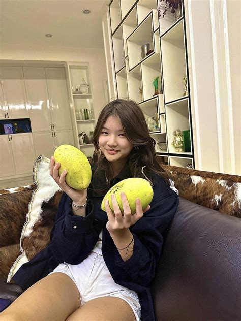 Con gái Trương Ngọc Ánh khoe chân dài vô thực với quần siêu ngắn