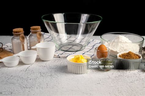 다양한 빵 쿠키 반죽 성분 밀가루 버터 계란 타격 블록 금형 만들기 음식 재료에 대한 스톡 사진 및 기타 이미지 음식 재료 측정 오븐에 굽기 Istock