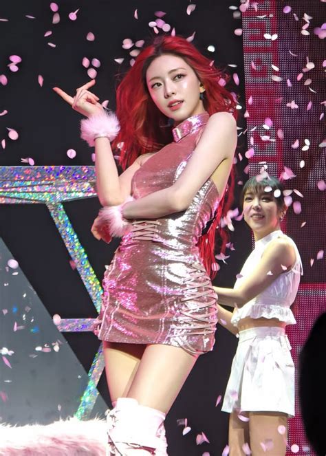 Pin By Liv On Itzy ♡ Dance Style Outfits Kpop Outfits Dance Fashion