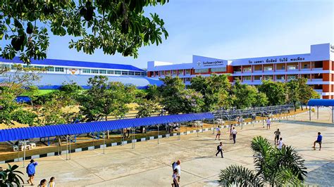 โรงเรียนดีบุกพังงาวิทยายน นางสาวอรสา เสรีวงษ์ ผู้อำนวยการโรงเรียนดีบุกพังงาวิทยายน พร้อมด้วย