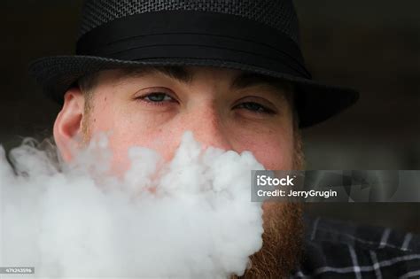 Fedora 모자 쓴 남자 불면 매우 까다롭기로 유명합니다 후형 Vape 미스트 메트로폴리스 노즈 2015년에 대한 스톡 사진 및 기타 이미지 Istock