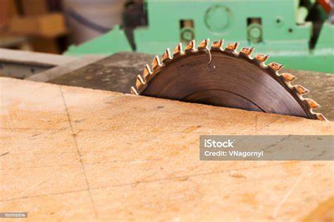 톱 밥 나무 테이블에 도구 목수 원형 보았다입니다 나무 판자를 절단 0명에 대한 스톡 사진 및 기타 이미지 0명 Diy Rotary International Istock