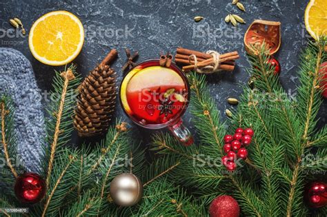 크리스마스 Mulled 와인 향신료와 오렌지 조각 돌 테이블에 겨울 휴가에 전통 음료 0명에 대한 스톡 사진 및 기타 이미지