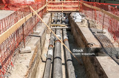 도시 지역 난방 파이프라인 및 재건 오렌지 건설 안전 그물 또는 파이프 발굴 현장 주변 방 벽 거리와 병렬 기체 물리 구조에 대한 스톡 사진 및 기타 이미지 Istock