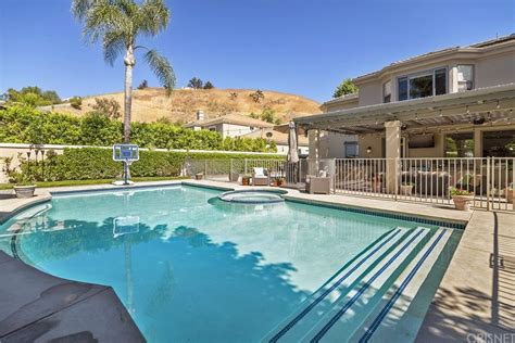 Inside Kendra Wilkinsons Humble Calabasas Rental Home A Decade After