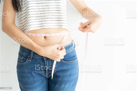 흰색 바탕에 테이프와 그녀의 허리를 측정 하는 젊은 아시아 여자 캐주얼 한 발랄 한 컨셉 가냘픈에 대한 스톡 사진 및 기타 이미지 Istock
