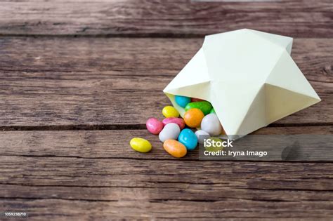 종이 선물 상자 모양에 노란 별에에서 달콤한 색된 사탕 약 달콤한 마법의 동화 선물 존재입니다 사탕 목조 소박한 배경에 스타