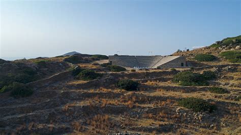하늘에서 본 그리스의 키클라데스의 이오스 섬의 원형 극장 0명에 대한 스톡 사진 및 기타 이미지 0명 건물 외관 건축 Istock