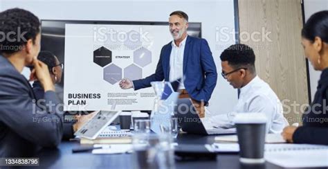 사무실에서 동료들에게 프리젠 테이션을주는 성숙한 사업가의 샷 해결책에 대한 스톡 사진 및 기타 이미지 해결책 모임 사람들 Istock