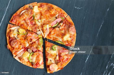 어두운 배경에 버섯과 후추와 함께 맛 있는 신선한 피자를 조각으로 잘라 블랙 테이블에 피자 0명에 대한 스톡 사진 및 기타