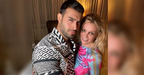 Britney Spears With Bodyguard On Vacation After Ditching Wedding Ring