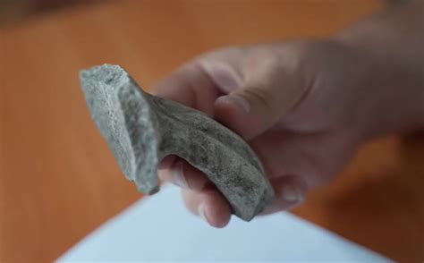 Бійці 128 ї бригади ТрО Дніпра під час риття окопів знайшли частину старовинної амфори — Сайт