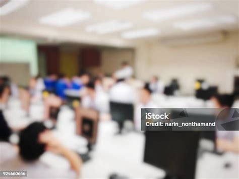 기술 및 연구 네트워크 통신 교육 또는 훈련 개념에 대 한 보조 대학 컴퓨터실에서 함께 컴퓨터를 사용 하는 워크샵을 학습 하는 학생의 이미지를 흐리게 가정의 방에 대한 스톡