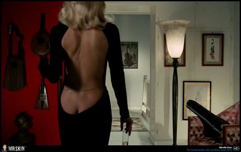 Naked Mireille Darc In Le Grand Blond Avec Une Chaussure Noire