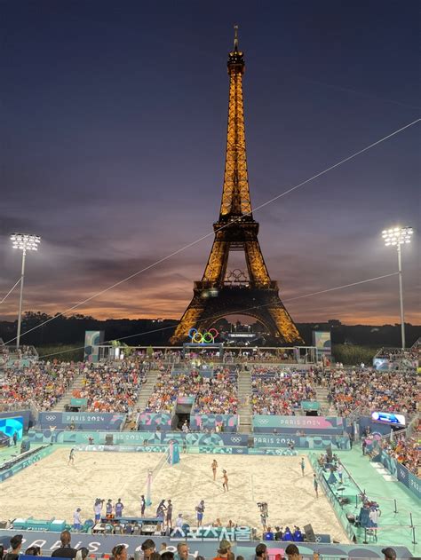 에펠탑 앞에서의 비치발리볼 이 낭만적인 기획은 ‘사기다 정다워의 미드섬머인파리