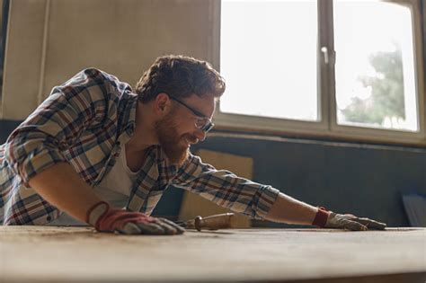 목공 작업장에서 나무 판자를 자르는 동안 끌로 작업하는 전문 장인 20 24세에 대한 스톡 사진 및 기타 이미지 20 24세 개선 개체 그룹 Istock