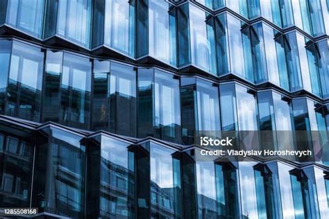 사무실 건물의 현대적인 유리 외관 창문의 하늘을 반영합니다 0명에 대한 스톡 사진 및 기타 이미지 0명 강철 개발 Istock