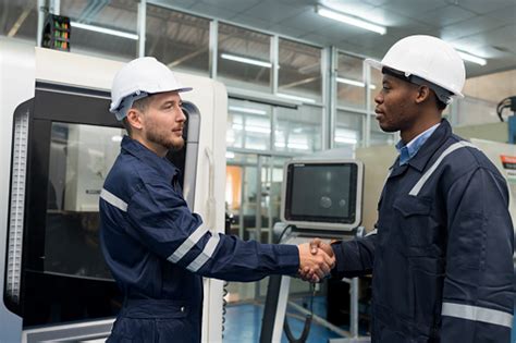 공장의 제어 기계실에서 악수하는 두 명의 남성 엔지니어 노동자 유지 보수 및 수리 성공 개념 2명에 대한 스톡 사진 및 기타