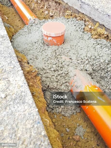 나사 모자 이탈리아 건설 현장에서 조립 하는 동안 검사 콘크리트 맨홀 자갈 바위에 대한 스톡 사진 및 기타 이미지 자갈 바위 콘크리트 탑승 Istock