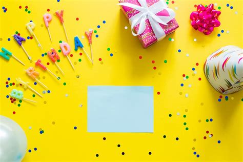 종이와 생일 축하 단어 무료 사진