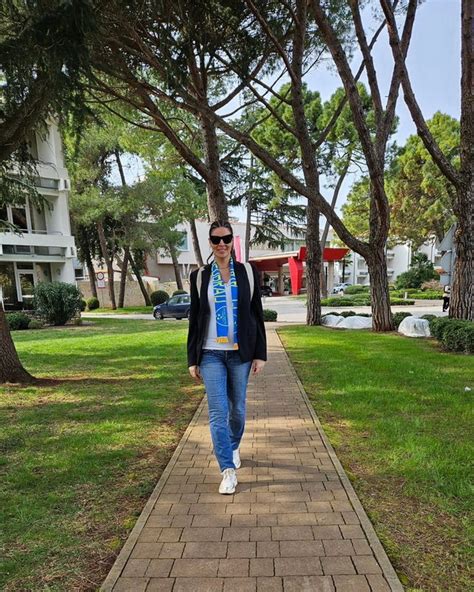 Со стомаче и отечено лице Српската водителка Сања Кужет ужива во бременоста фото