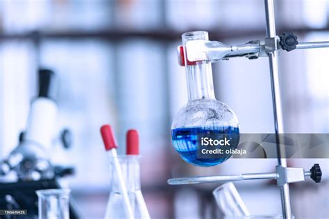 유리 그릇 흰색 테이블에 파란색 액체 튜브와 같은 실험실 장비를 준비 과학적 연구에서 화학 실험 Stem 주제에 대한 스톡 사진 및 기타 이미지 Istock