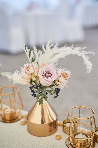 보헤미안 스타일의 웨딩 장식 밝은 색상 텐트에 장미와 곡물 골드 꽃병으로 장식 된 웨딩 테이블 그리고 금 촛불에 기하학적 촛불 0명에 대한 스톡 사진 및 기타 이미지