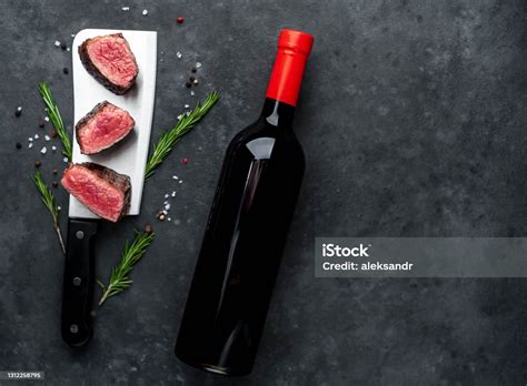 칼에 구운 쇠고기 스테이크 슬라이스와 텍스트복사 공간이있는 돌 배경에 와인 한 병 고급 요리에 대한 스톡 사진 및 기타 이미지 고급 요리 고기 굽기 Istock