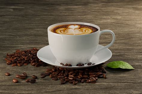 하얀 컵에 담긴 라떼 아트 커피와 오래된 나무 배경에 커피 콩과 나뭇잎 0명에 대한 스톡 사진 및 기타 이미지 0명 갈색