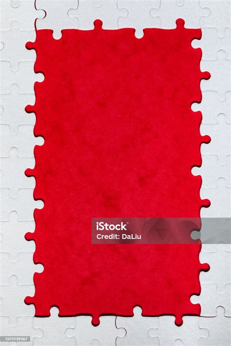 흰색 직소 퍼즐로 만든 사각형의 형태로 프레임 프레임 텍스트와 직소 퍼즐 빨간색 배경에 직소 퍼즐 조각으로 만든 프레임 0명에