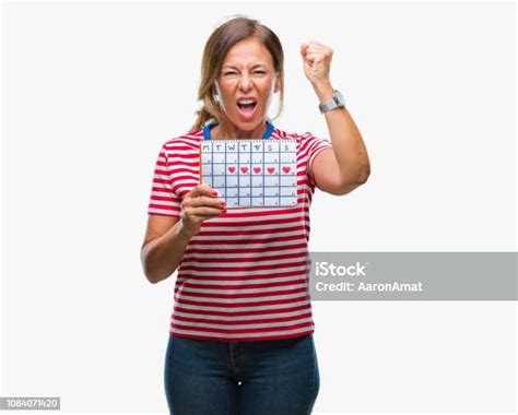 중 년 수석 히스패닉 여자 화가 격리 된 배경 위에 생리 달력 및 미친과 손으로 올린 분노 개념 소리 분노와 좌절된 함 감정에 대한 스톡 사진 및 기타 이미지 Istock
