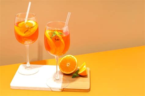 텍스트를 위한 신선한 알코올 음료 Aperol Spritz 공간의 개념 프리미엄 사진