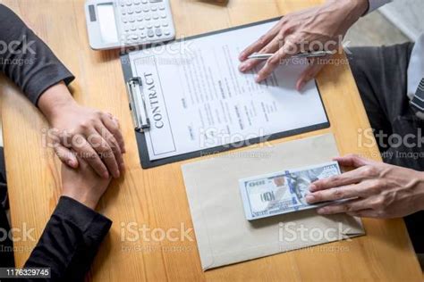 사업 불법 자금에 부정직 한 부정 행위 사업가 는 성공을 제공하기 위해 사업가에게 뇌물 을 주는 투자 뇌물 및 부패 개념의 거래 계약 개념에 대한 스톡 사진 및 기타 이미지