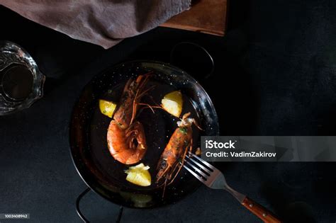 불에 구워진된 타이거 새우 양념과 라임입니다 지중해 주방에서 구운된 해산물입니다 상위 뷰 건강한 생활방식에 대한 스톡 사진 및 기타 이미지 Istock