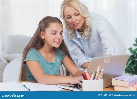 Madre Che Aiuta Sua Figlia A Fare Compito Immagine Stock Immagine Di