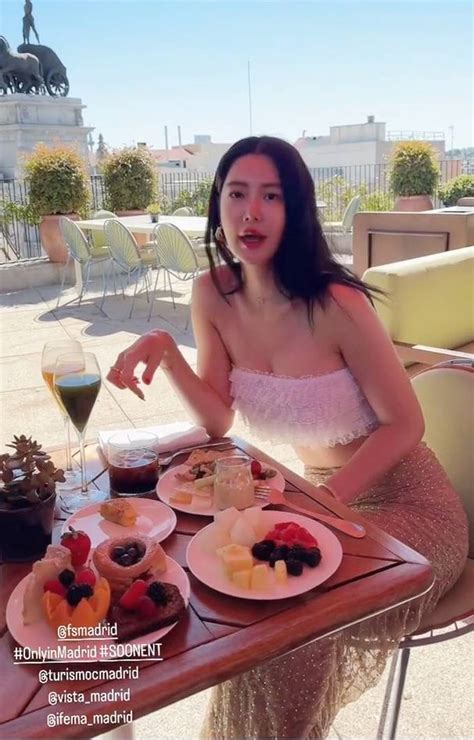 패션엔 클라라 마드리드에서 브런치 튜브톱에 스팽글 롱 스커트 머메이드 브런치룩