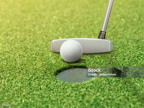 골프 공과 퍼터는 골프 홀 옆의 푸른 잔디에 있습니다 골프공에 대한 스톡 사진 및 기타 이미지 골프공 퍼팅 구멍 Istock