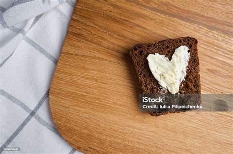 나무 보드에 버터와 맛있는 빵의 부드러운 조각 아침 식사로 다크 그레인 빵 향기로운 파이 0명에 대한 스톡 사진 및 기타 이미지 Istock