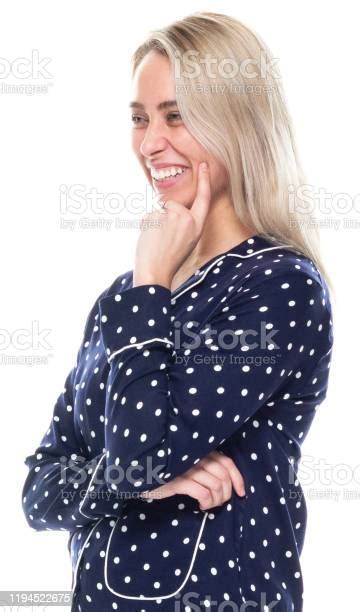 사이드 뷰프로필 보기1 인허리초상화 2029 세 성인 아름 다운 금발 머리긴 머리 백인 여성잠 옷잠 옷시원한 자세를 입고 서 있는 젊은 여성 20 29세에 대한 스톡 사진