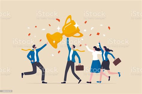 성공 작업 성취 또는 팀 승리 우승자 또는 리더십 경력 성공 또는 챔피언 축하 수상 개념 수상 즐거운 비즈니스 사람들 팀 동료는 트로피를 수상한 성공을 축하합니다 승리 동작