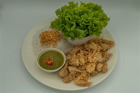 바삭바삭한 새우 머리와 쌀 베르미실리 흰 접시에 매운 소스를 곁들인 야채 0명에 대한 스톡 사진 및 기타 이미지 0명